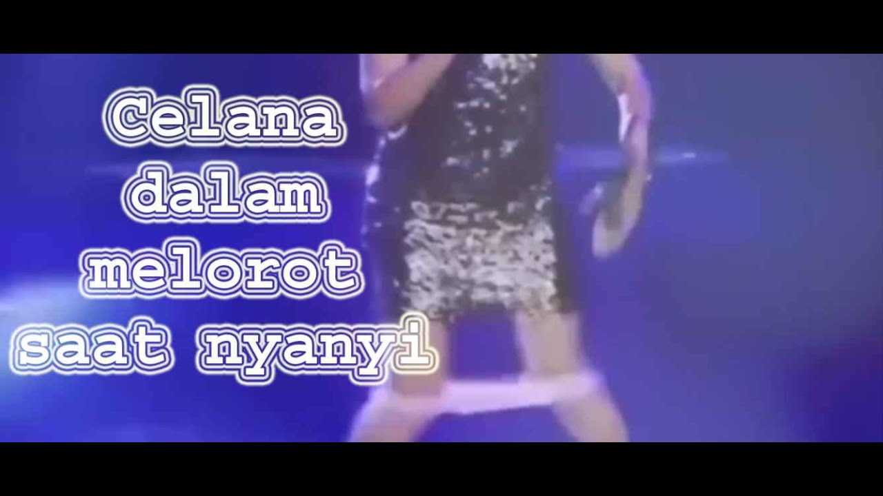 Celana Dalam melorot saat nyanyi Kejadian Lucu dan Memalukan Hahahahaha ...