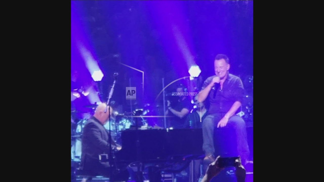 Bruce Springsteen surprises audience at Billy Joel concert - YouTube