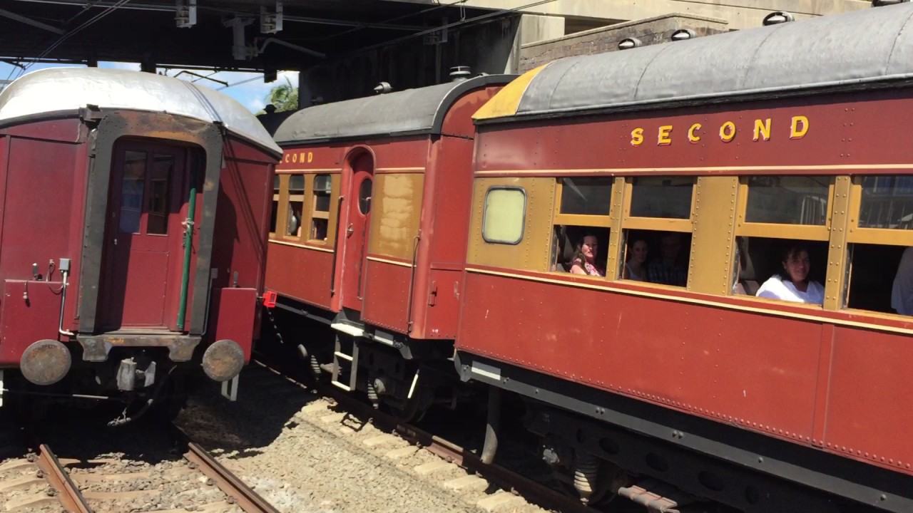 Cockatoo Run passes 6029 and 4403 at Scarborough - YouTube