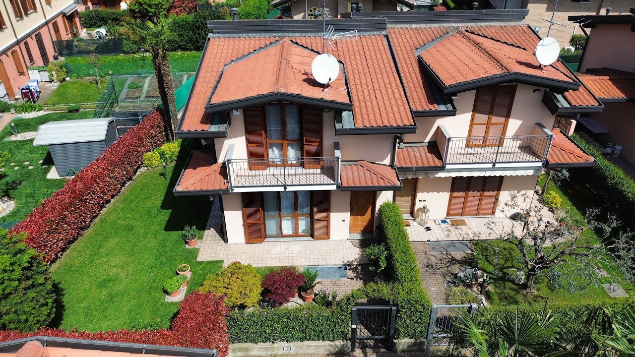 Villa con box triplo - YouTube