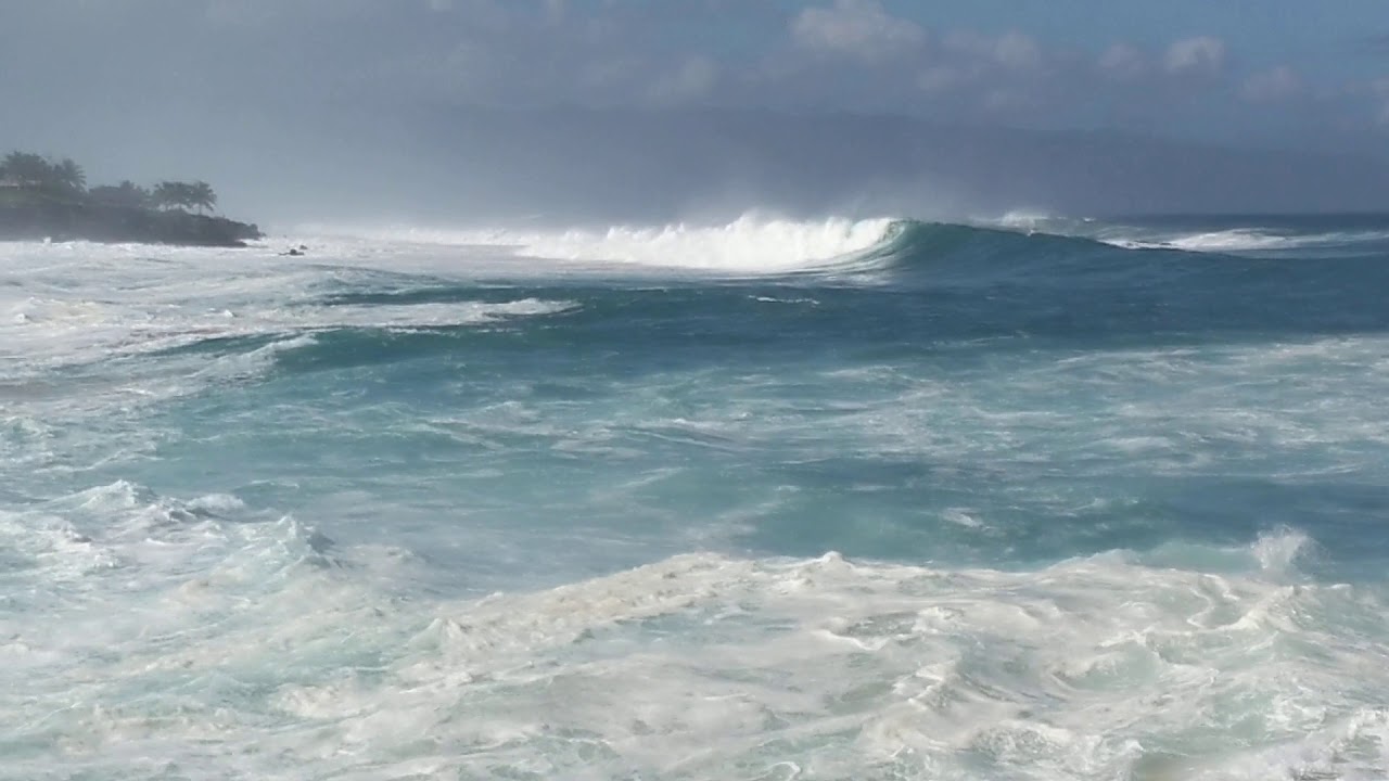 Rolling Thunder Big shorebreak waves Waimea bay - YouTube
