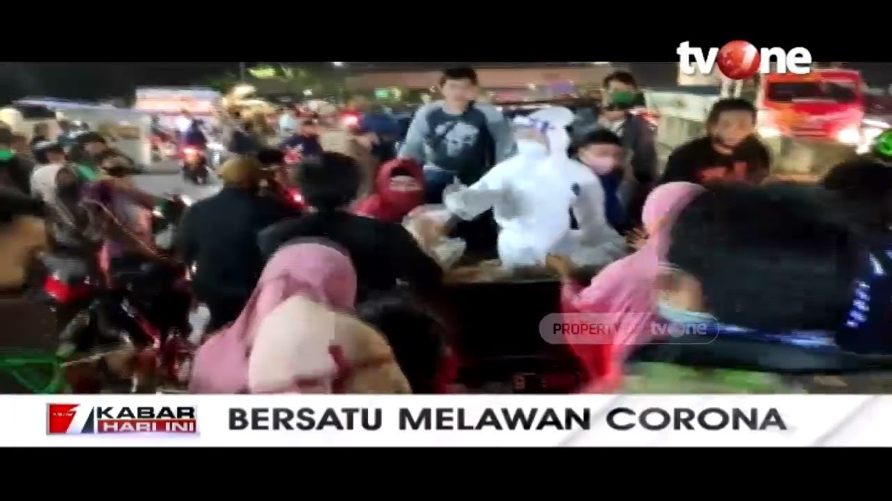 RICUH! Abaikan Jaga Jarak, Warga Rebutan Sembako di Duren Sawit - YouTube