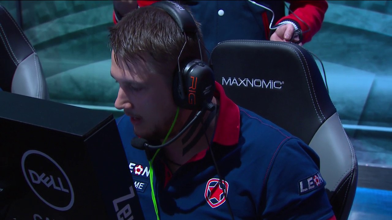 TAZ Flips off Monitor after Losing Close Clutch to Dosia - YouTube