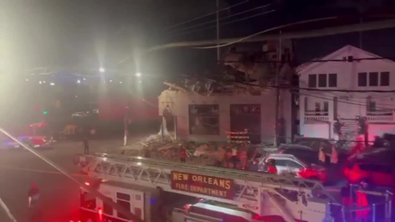 New Orleans safety officials respond to building collapse on Magazine ...