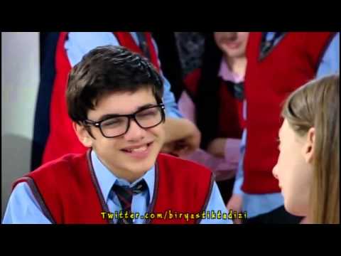Sevdiği kıza açılmak isterken dibe vuran liseli Metin.