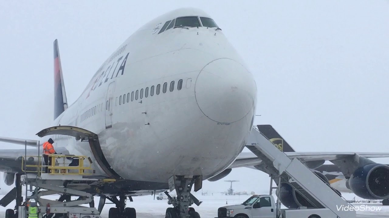 The last Delta airlines Boeing 747 comes to buffalo Ny - YouTube