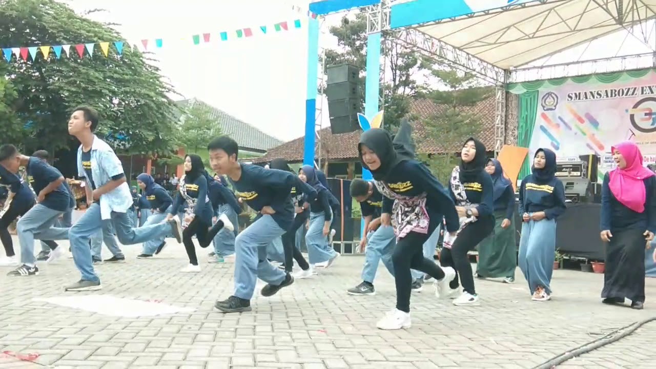 FLASHMOB DANCE MODERN & TRADISIONAL || SMA N 1 BOBOTSARI - YouTube