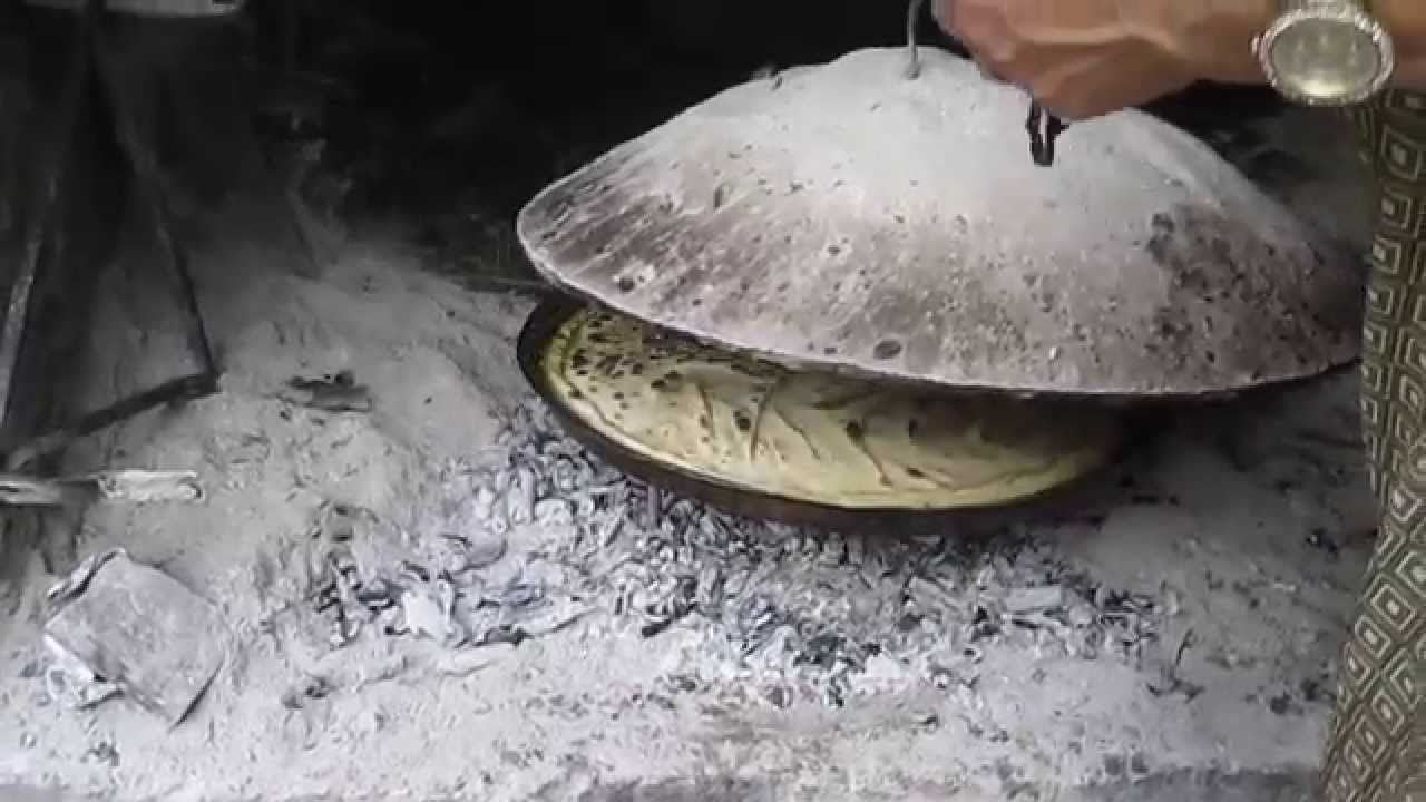 Lakror në saç @ Dardhë / Korças traditional pie. - YouTube