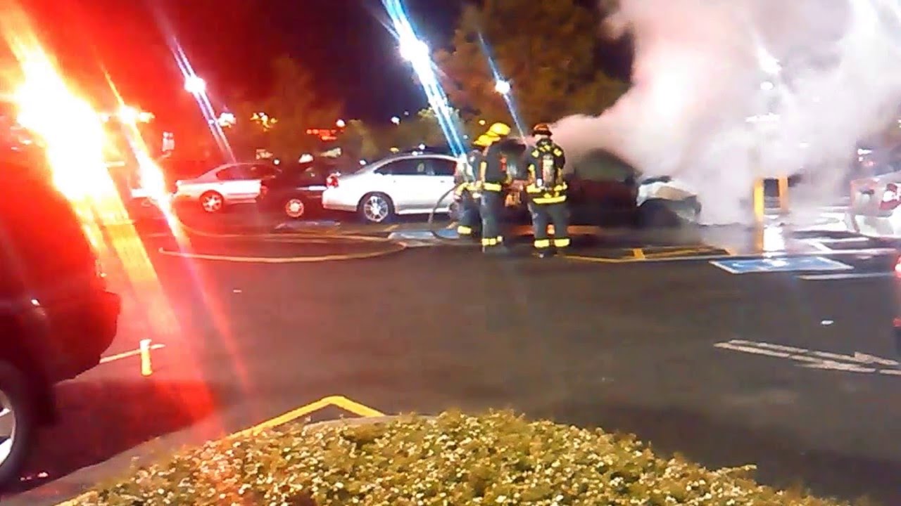 CAR CAUGHT ON FIRE IN WALMART PARKING LOS - YouTube