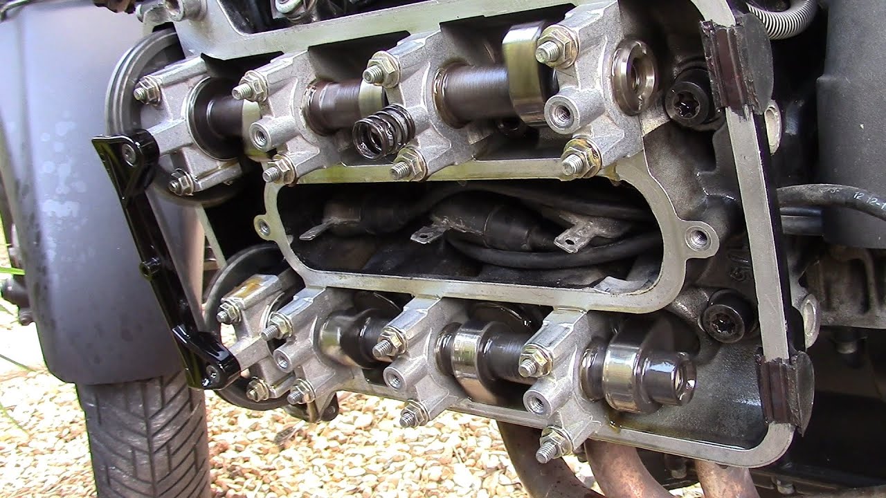 Camshafts running on open engine. - YouTube