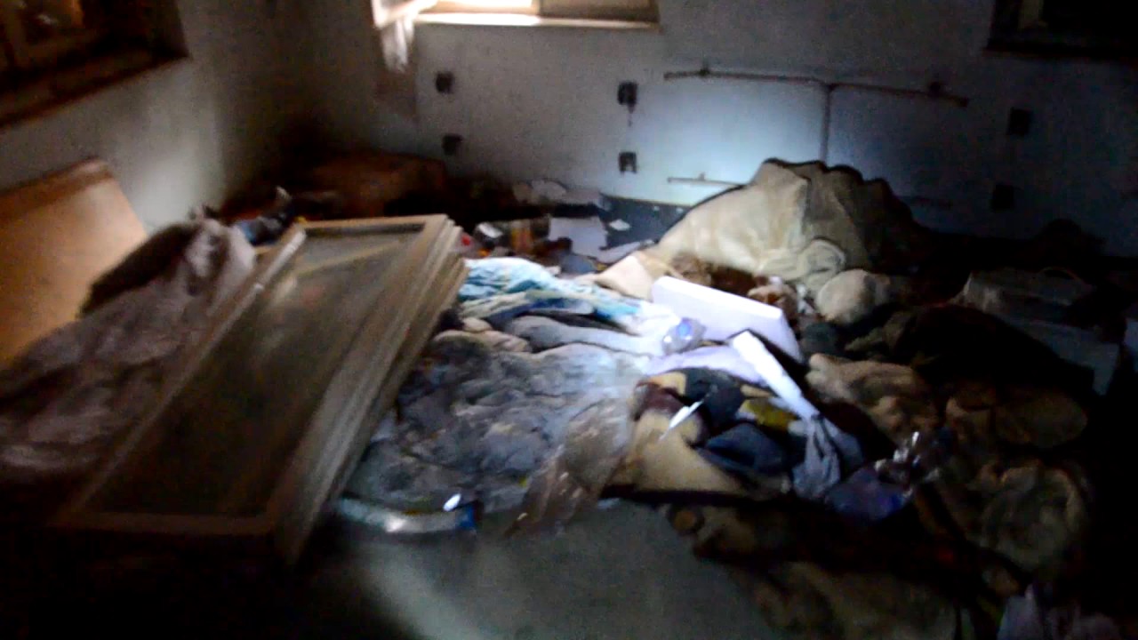 Exploring Abandoned House [FOUND BLOOD STAINS] - YouTube