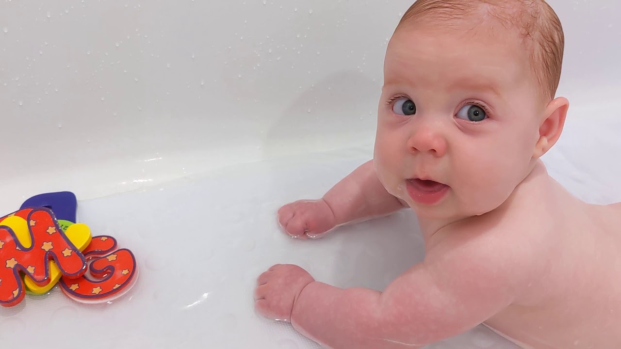 Baby bath tummy time - YouTube