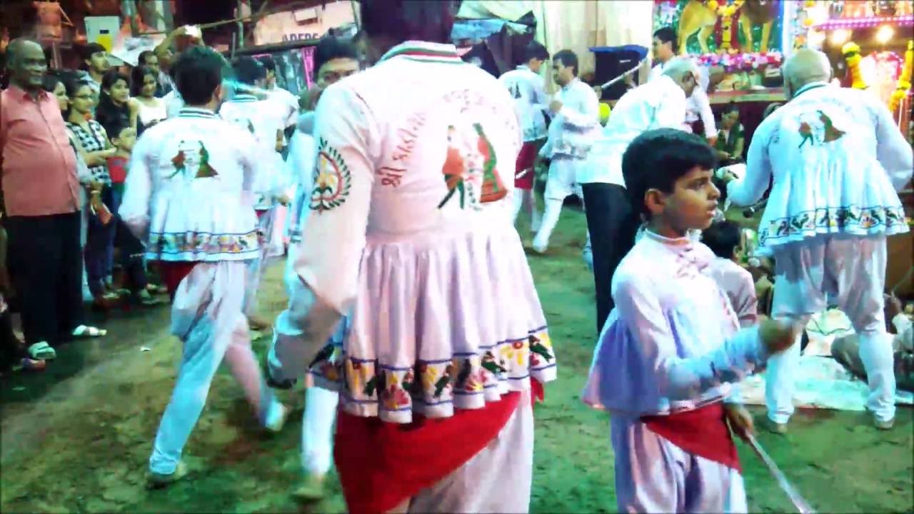 Traditional Kathiawad Garba Dance During Navratri Festival - YouTube