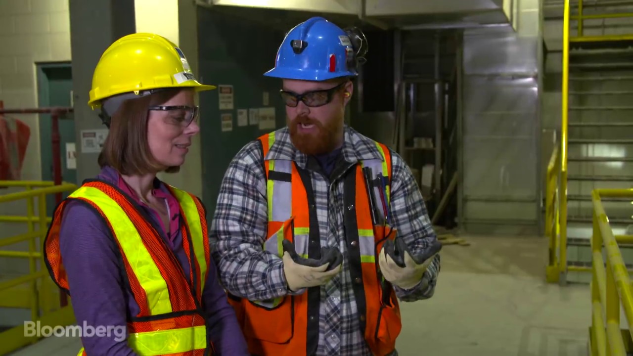 The Foxfire Diamond Bedazzles as Smithsonian's Newest Rock Star - YouTube