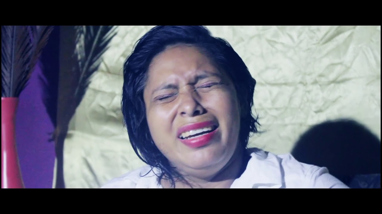 JESSICA CASTILLO - SOLO FALTA UN MOMENTO VIDEO OFICIAL - YouTube