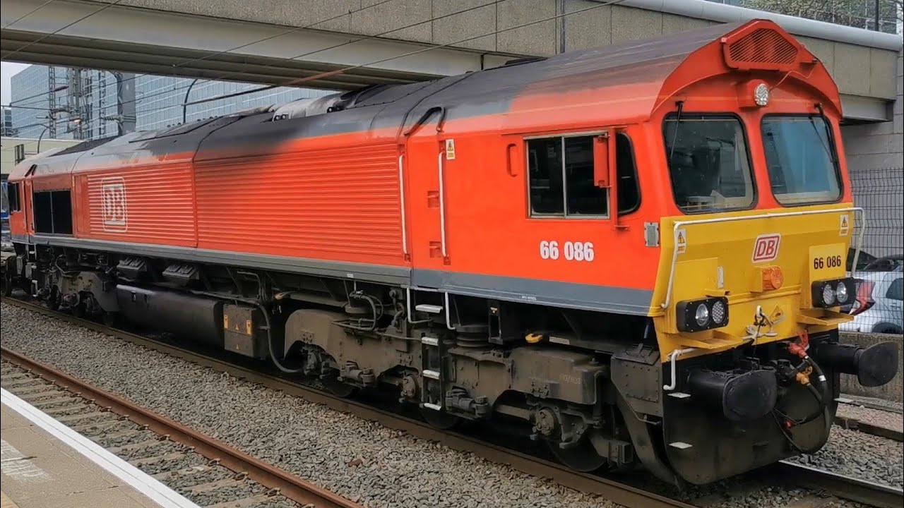 DB Cargo Class 66 66086 Thrashes away from Milton Keynes with ...