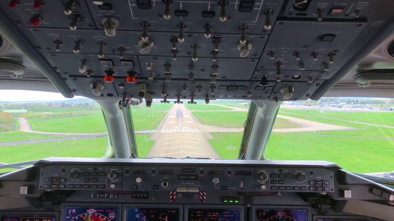 Strasbourg Approche - 717 Volotea Cockpit - 4K60 - YouTube