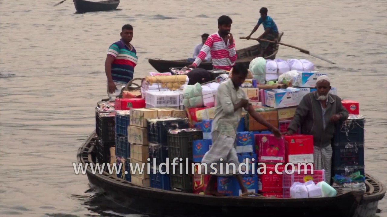 Food boats supply grub and cargo to an intercity cruise ship at ...