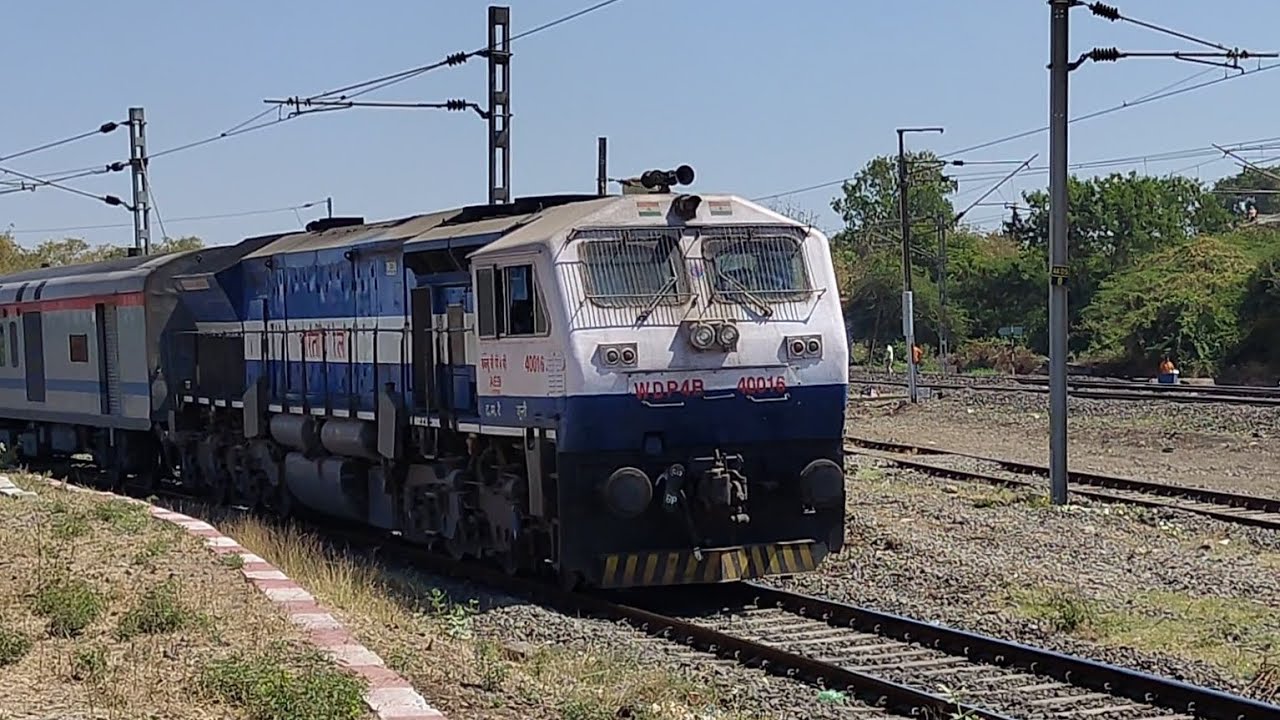 17623 नांदेड़ - श्री गंगानगर एक्सप्रेस की अकोला जंक्शन में गुत्ती WDP4B ...