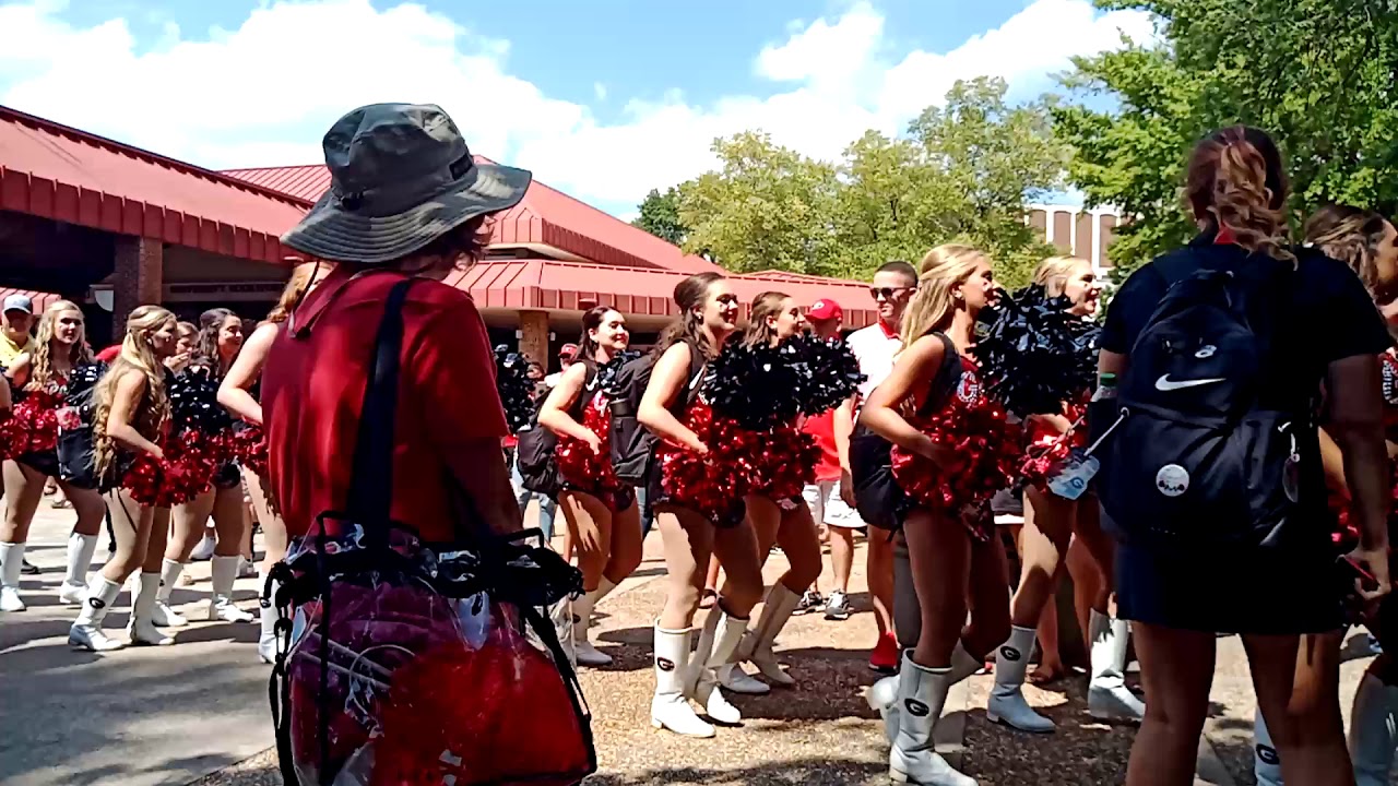 Red coat marching band - YouTube