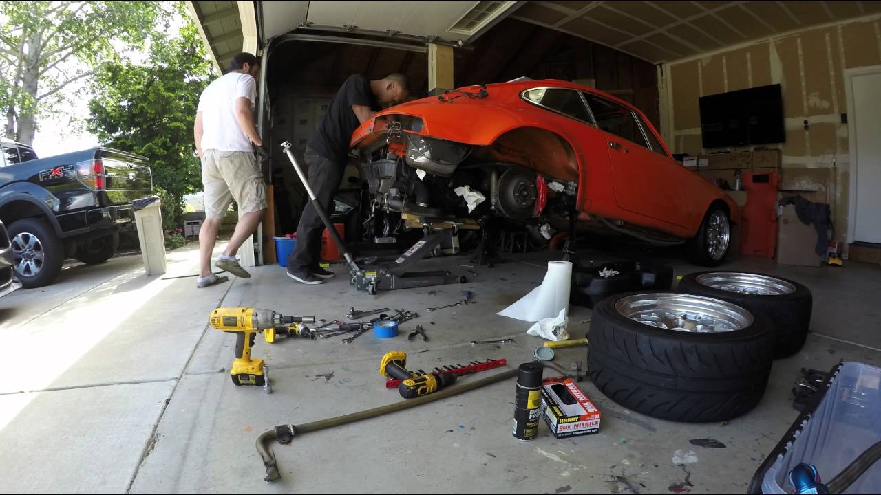 Timelapse of a Porsche 911 Engine Removal - YouTube