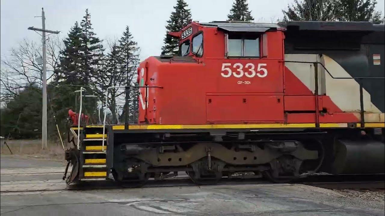 CN 5335, IC 6250 Westbound local delivery freight train through Vicksburg, MI - YouTube