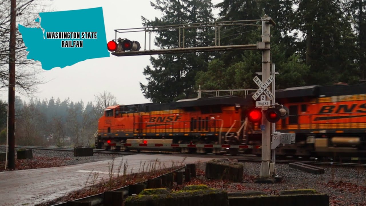 BNSF 7829 leading an autorack train at Atchinson Dr, Olympia, WA - YouTube