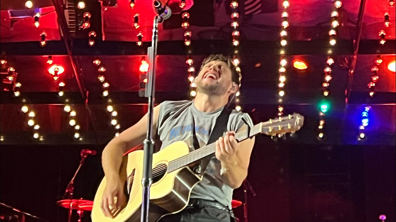 Night Changes (One Direction cover) Niall Horan The Show Live On Tour ...