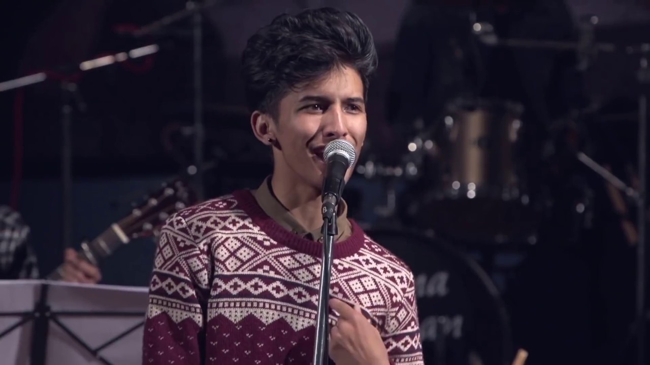 Swoopna Suman performing ae hello in First time live in concert - YouTube