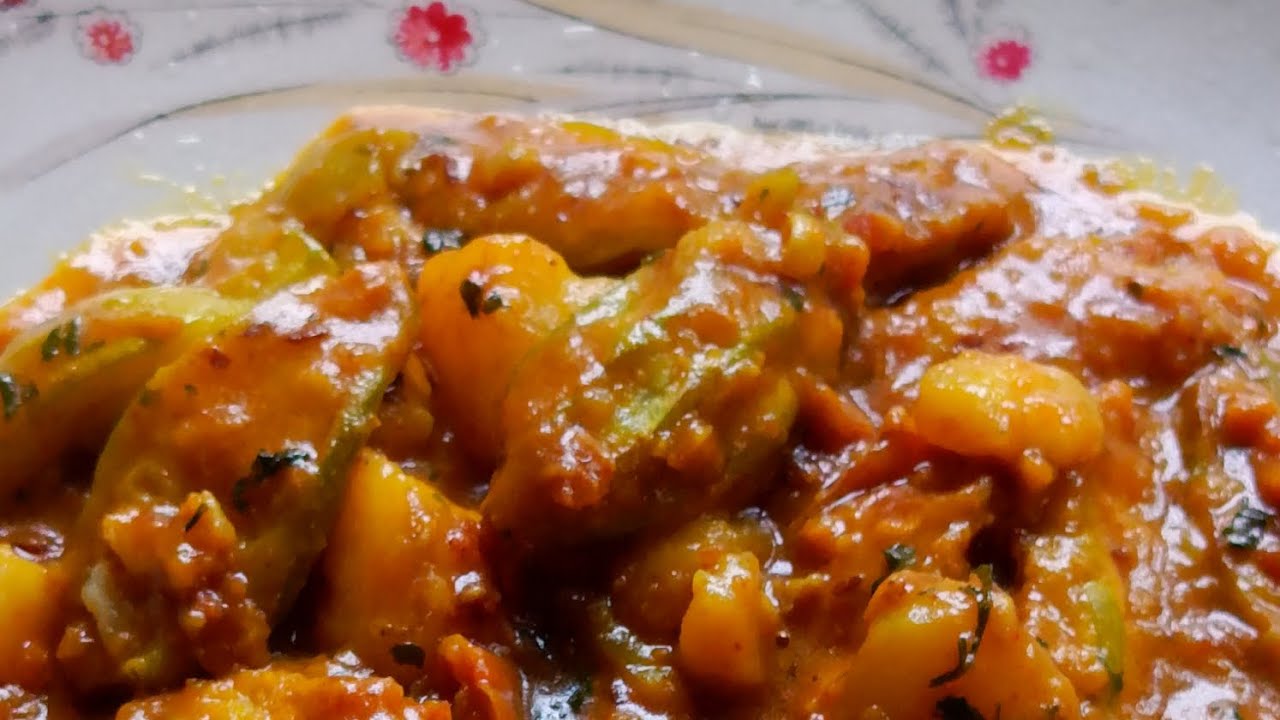 বৃষ্টির দিনে তৃপ্তি আনে পটল রসা potol rasa / parwal rasa - YouTube