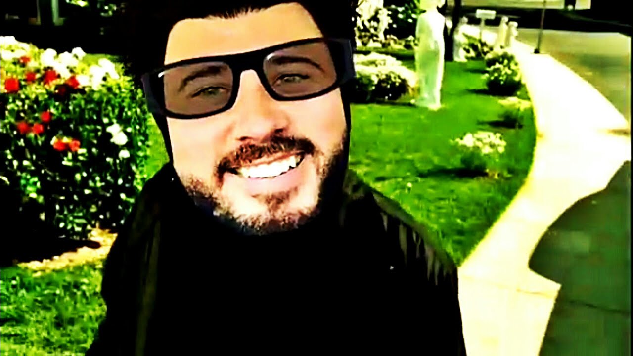 OMGosh it's Omar Gosh! Hee hee. One of my favorite YouTubers ...