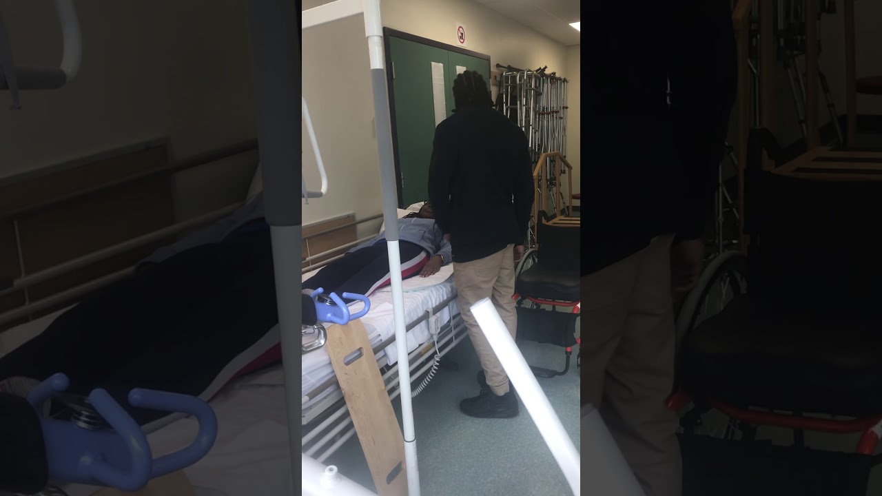 Transfert coucher au lit au fauteuil roulant - YouTube