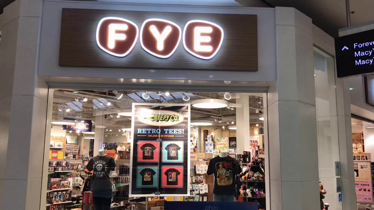 Inside the dressing room at hot topic - YouTube