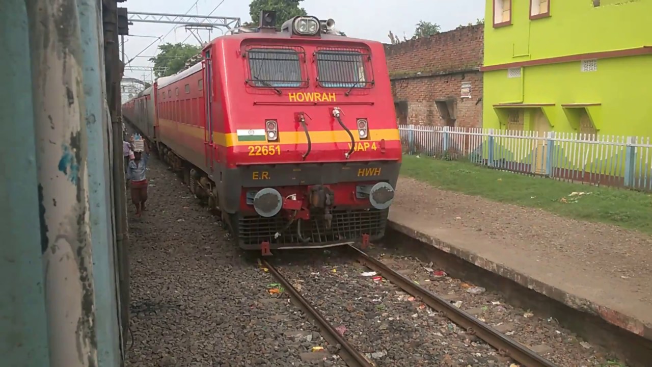 12304 Poorva Express overtaking 12392 Shramjeevi Express through loop ...