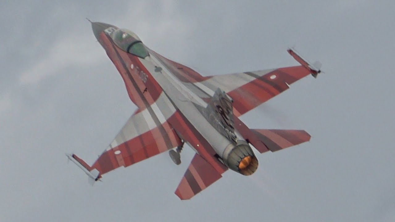 INCREDIBLE DANISH F-16 DISPLAY AT RIAT! - YouTube