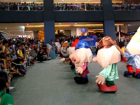 Roppets in Mall of Asia Mascot Parade 2012 - YouTube