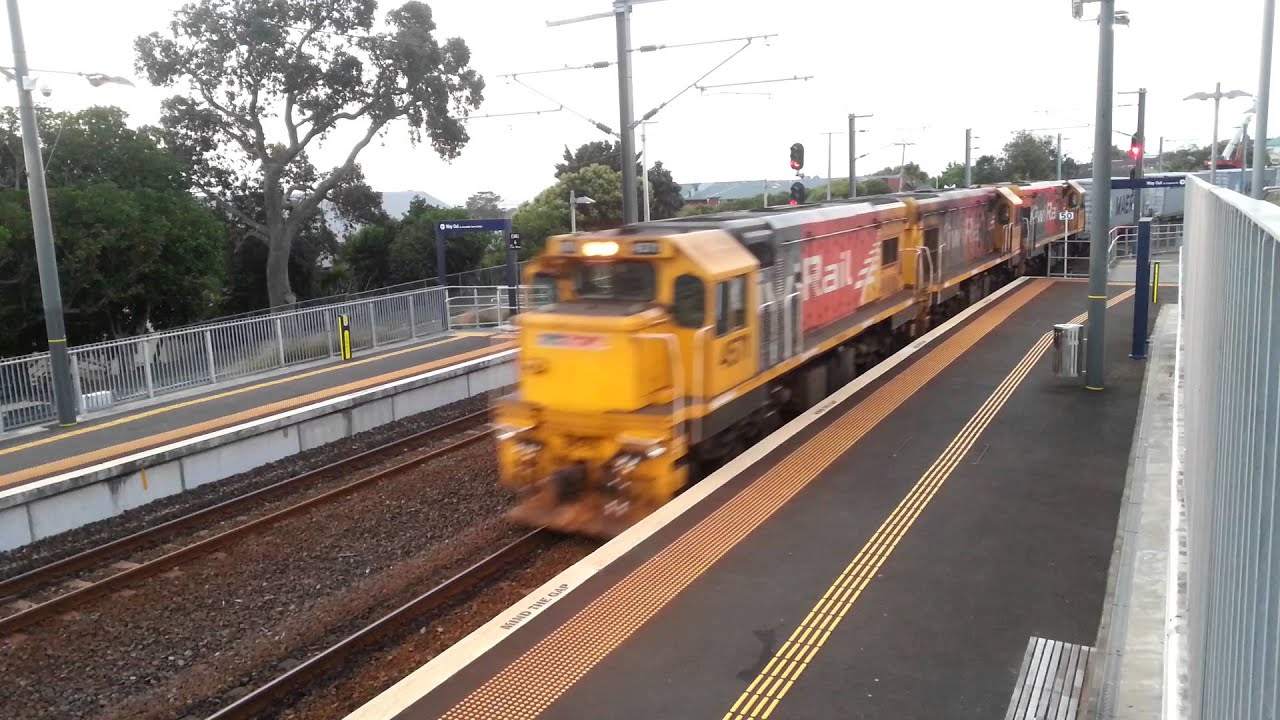 KiwiRail Train 124 with 3 New Zealand DC Class Locomotives 4571 4104 ...