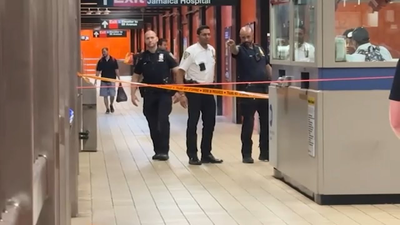 MTA worker slashed on subway following dispute in Queens - YouTube