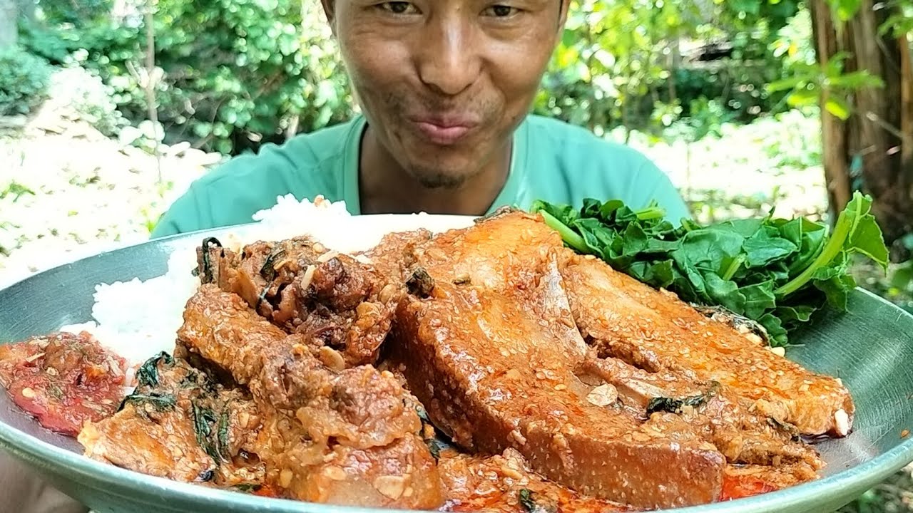 Eating SUMI Naga Dish AXONE With SMOKED PORK, King Chilly Chutney & Veg ...