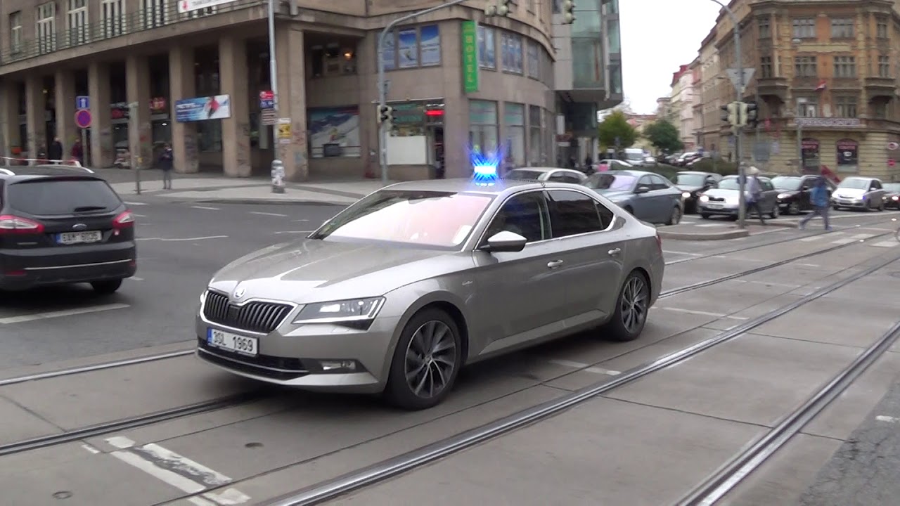 Unmarked police car Škoda Superb in Prague - YouTube