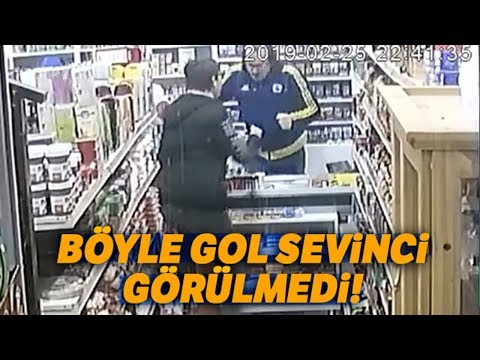 Markette Derbi İzleyen Baba ve Oğlunun Gol Sevinci Güvenlik Kamerasında