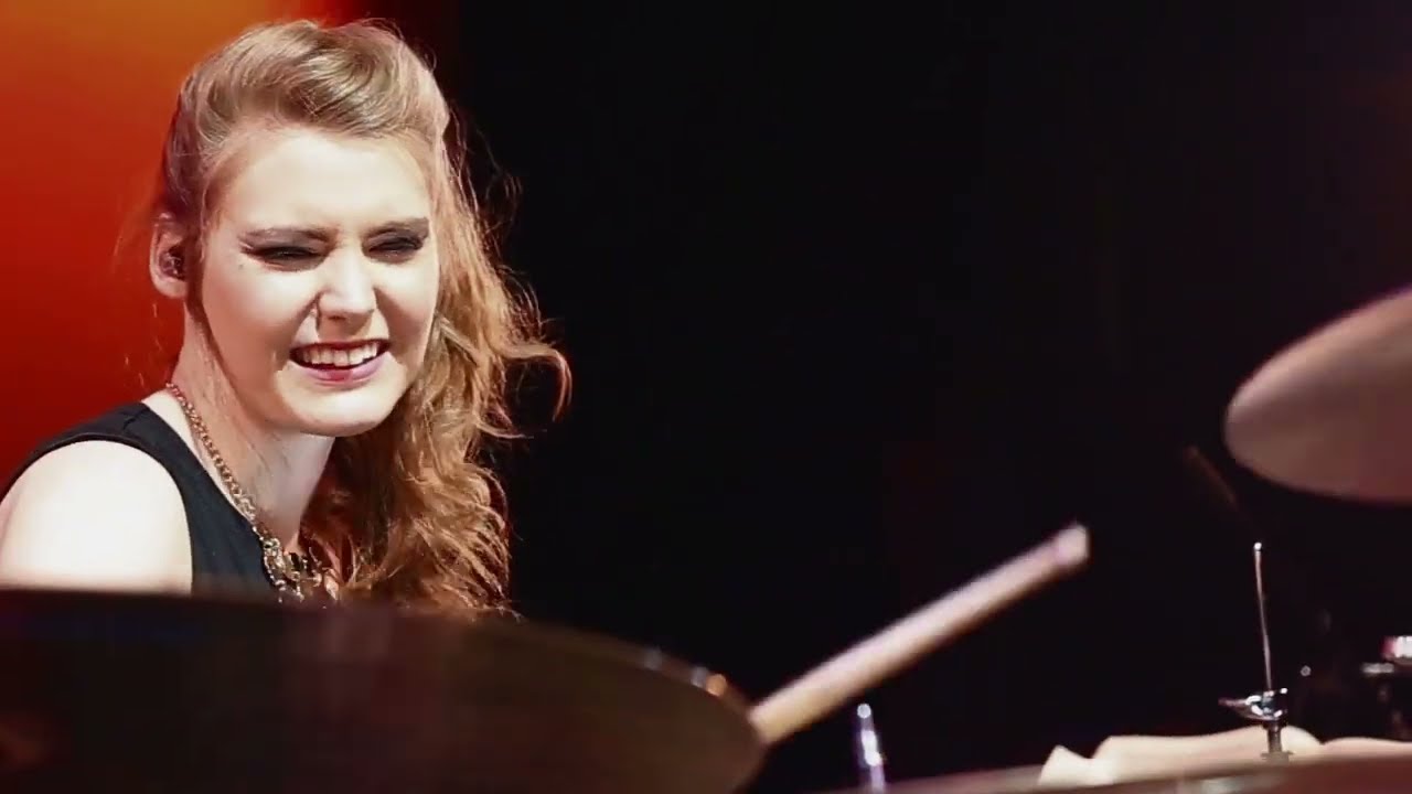 Kayleigh Moyer-La Villa Strangiatto - YouTube