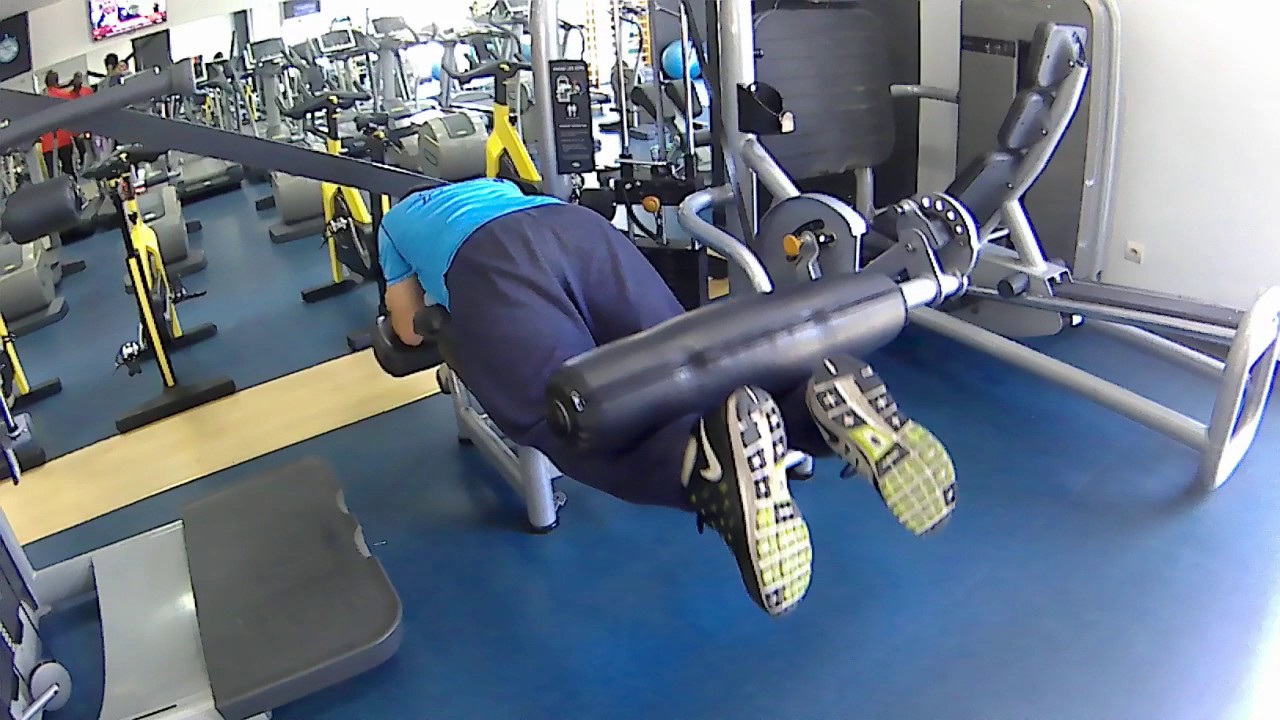 CURL FEMORAL EN MAQUINA POSICION PRONO PIERNAS JUNTAS SIMULTANEAS - YouTube