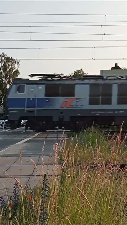 Przejazd EP09 przez stację Święta Katarzyna z mega efektem Dopplera (pozdrawiam maszynistę za ...