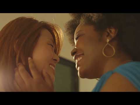 Valentina e Amanda se beijam (trecho Velha Infância)