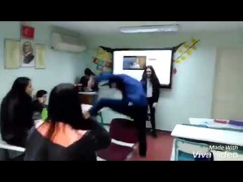 Sandalye ile ip atlama yapan sayko liseliler