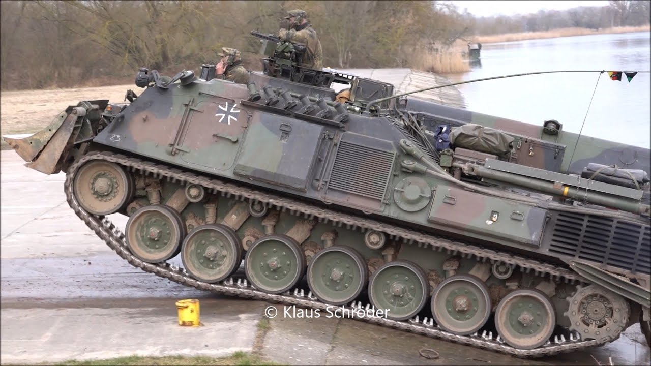 Pionierpanzer Dachs bei Joint Engineer 23 - YouTube