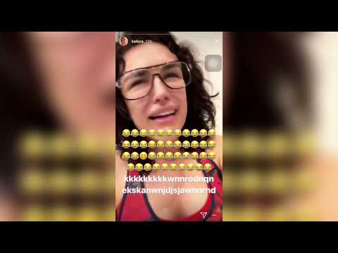 Kefera batendo a cabeça na porta