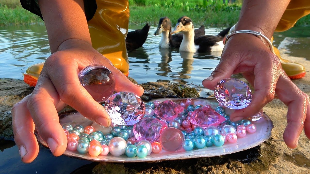 😲 The girl unexpectedly discovered a giant purple clam, with pearls ...