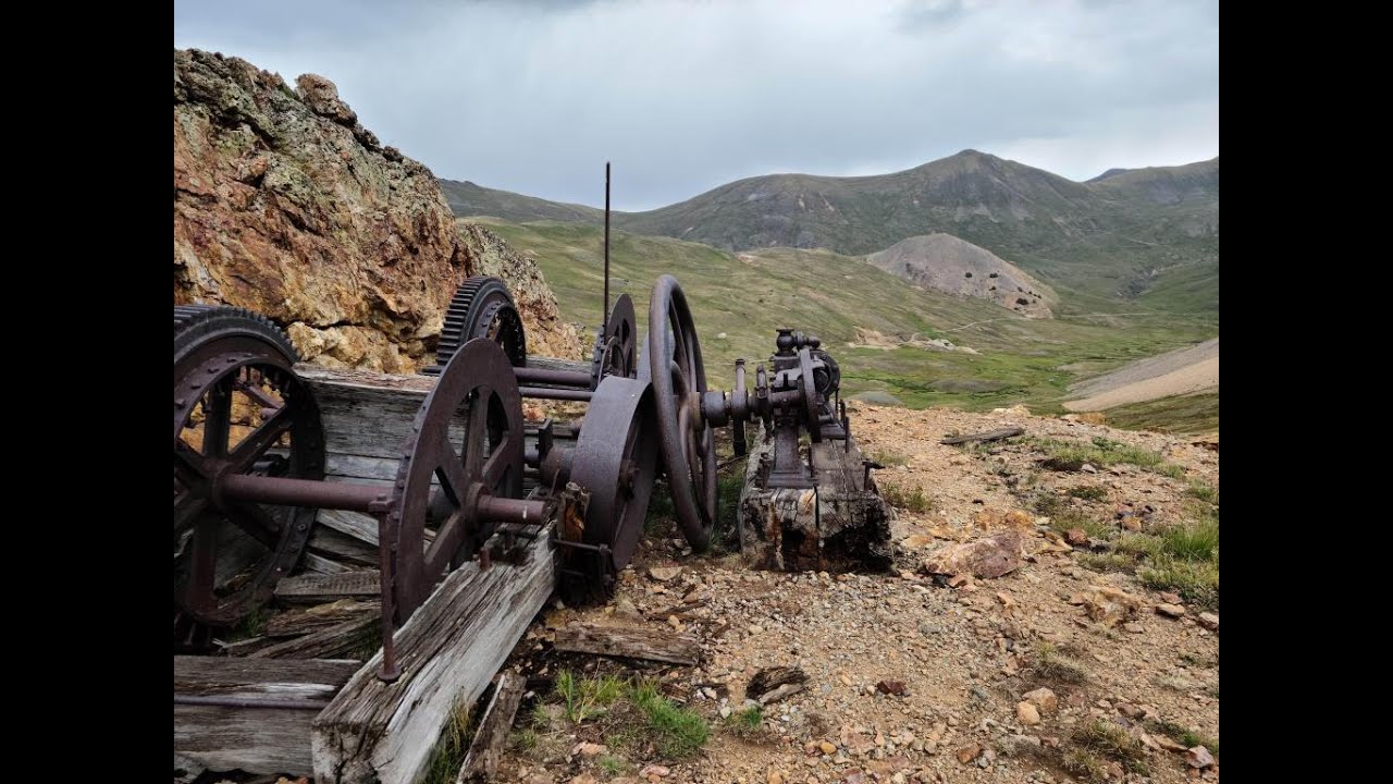 Great Ribbons Of Gold-Laden Quartz Down Flooded Mine Shaft - YouTube